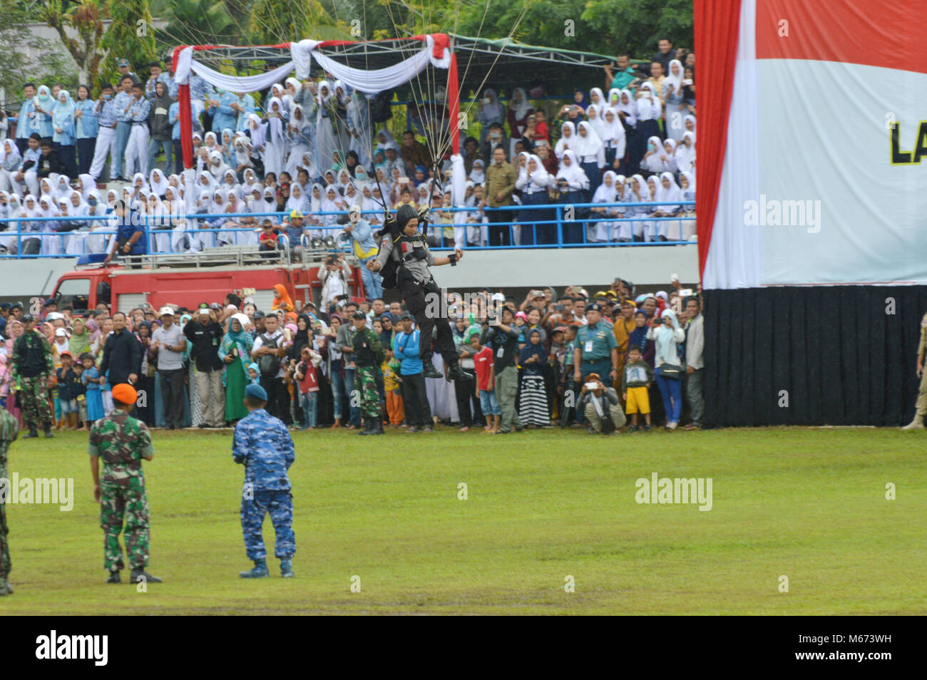 TARAKAN, INDONÉSIE - 20 avril ,2017, : l'attraction du parachute lors ...