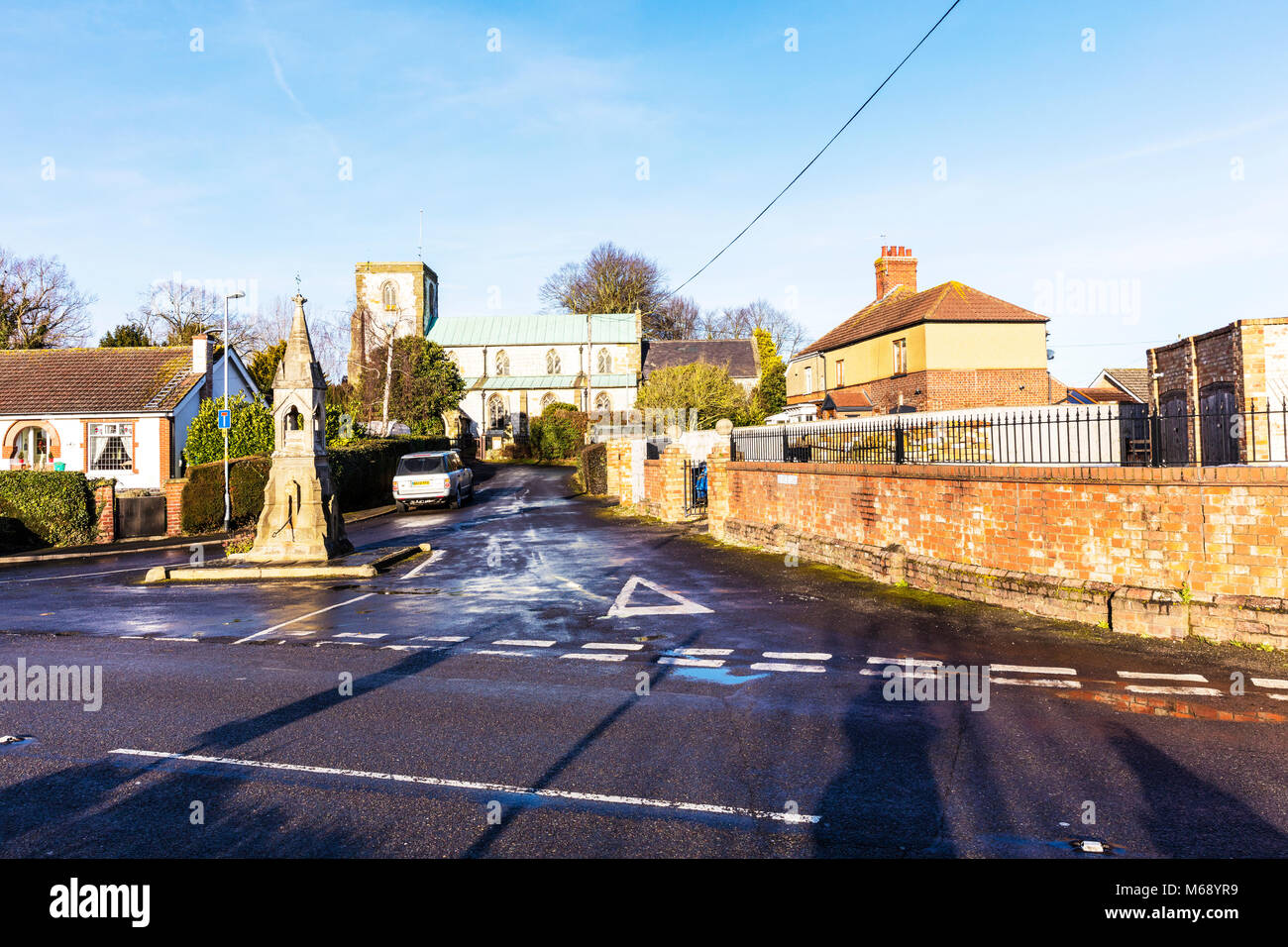 Legbourne l'église du village et la pompe à eau, All Saints Church est ...