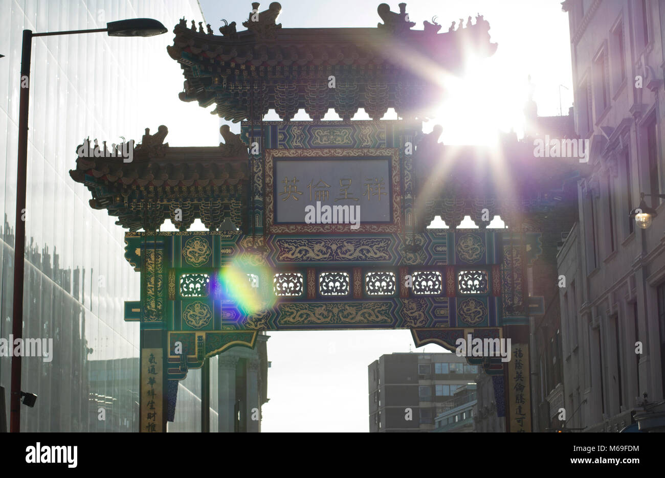 Chinatown chinese england london soho gate Banque de photographies et d’images à haute ...