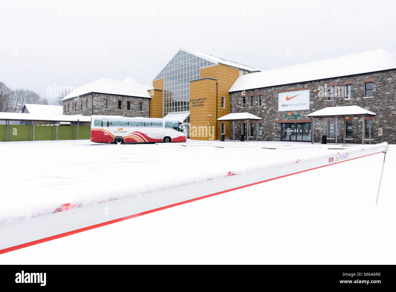 Station de bus irlande neige Banque de photographies et d’images à ...