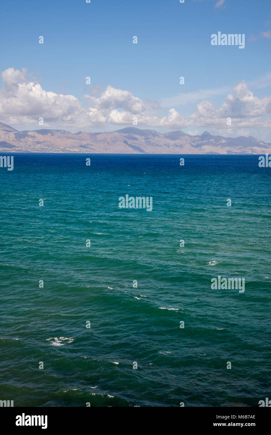 Une mer cristalline et écumeux des vagues sur les plages de Palerme en ...