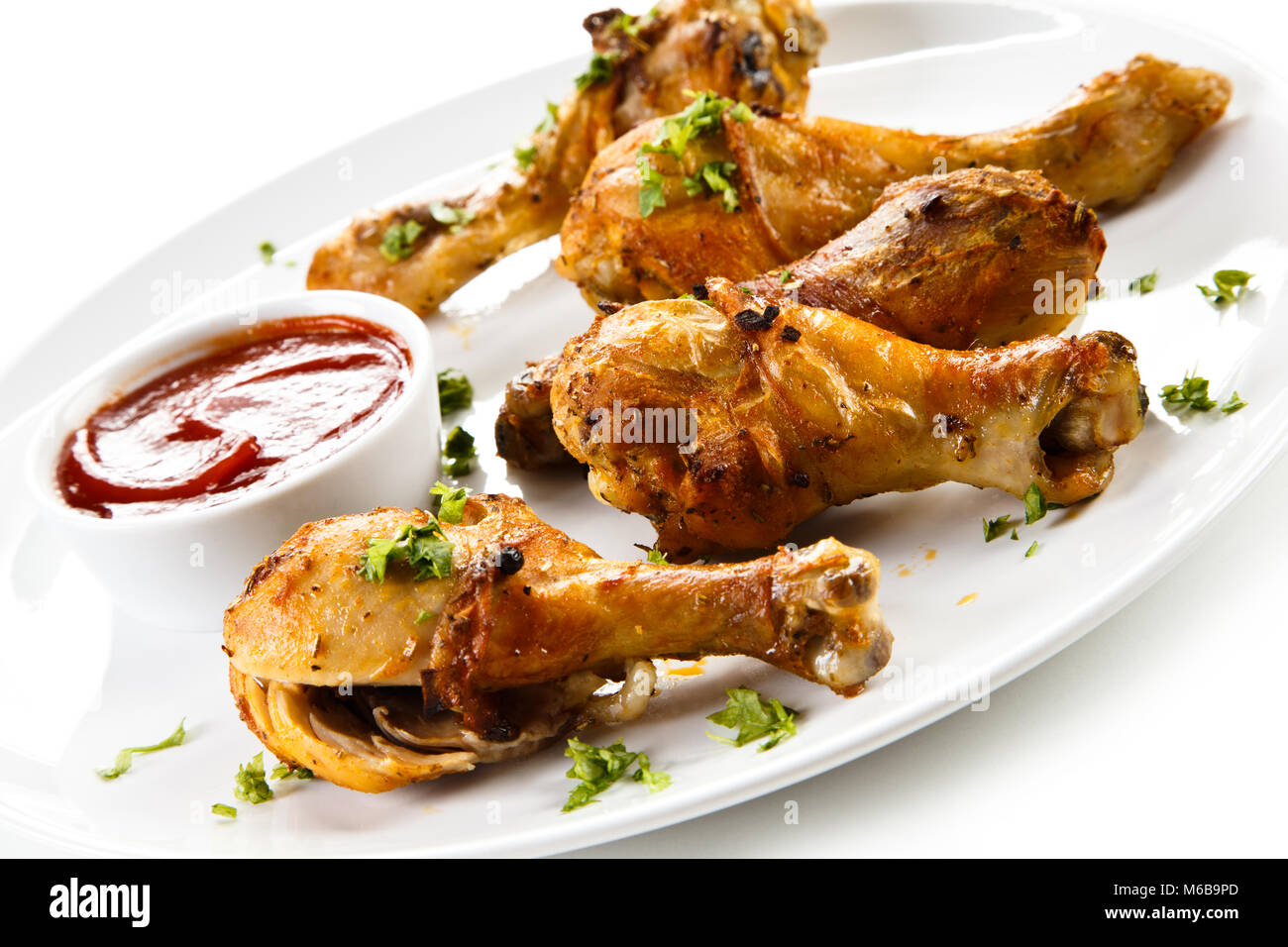 Pilons de poulet rôti et légumes Photo Stock - Alamy