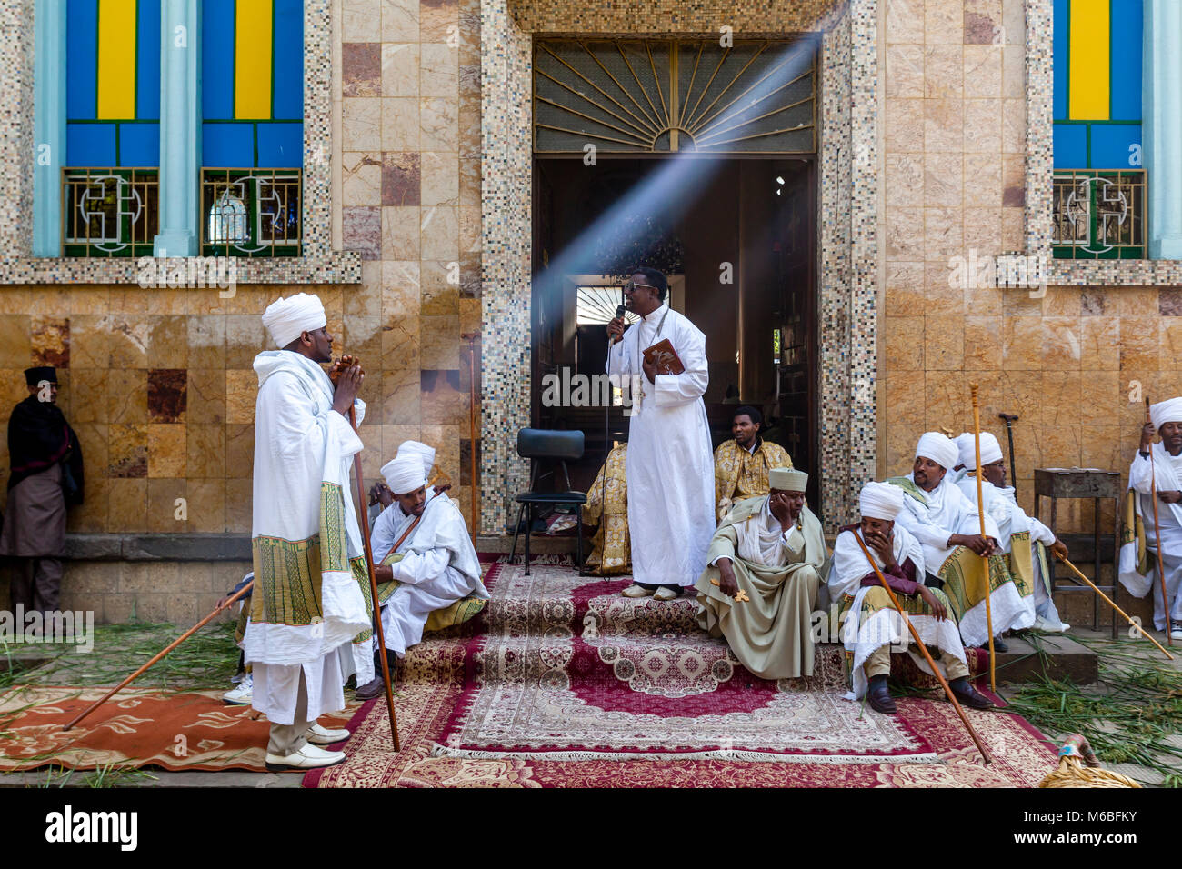 Un prêtre chrétien orthodoxe éthiopienne donne un sermon à Kidist ...