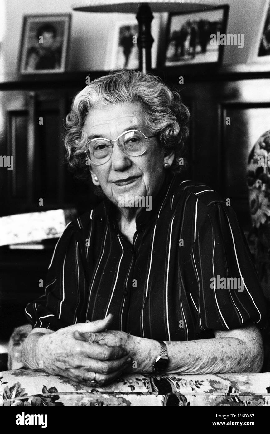 Eva Hart, 80 ans, magistrat, qui comme un enfant de sept ans a survécu ...