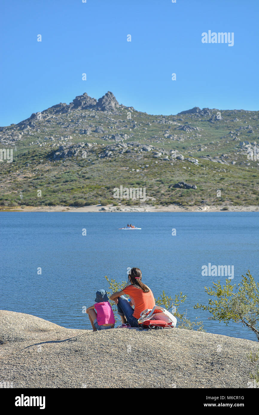 Mère et fille à la lake sur Serra da Estrela - Portugal Photo Stock - Alamy