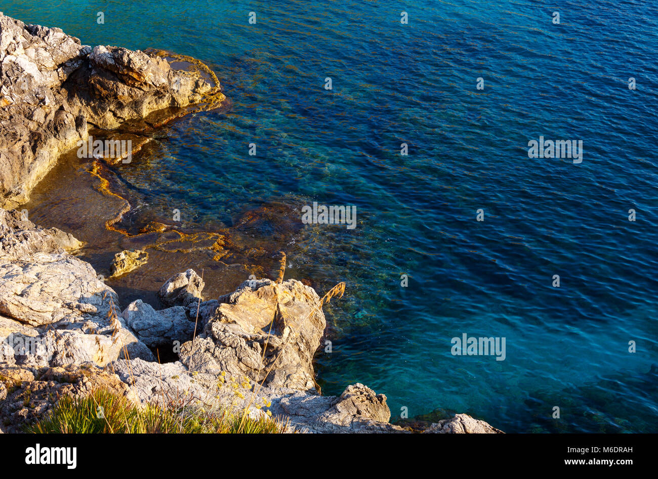 Paradise Bay mer azure avec l'eau. Vue depuis le sentier littoral de ...