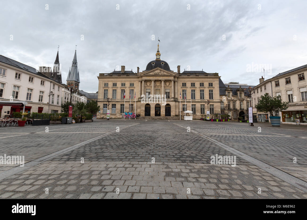 Ville de Châlons-en-Champagne, France. Vue pittoresque de la Place du ...