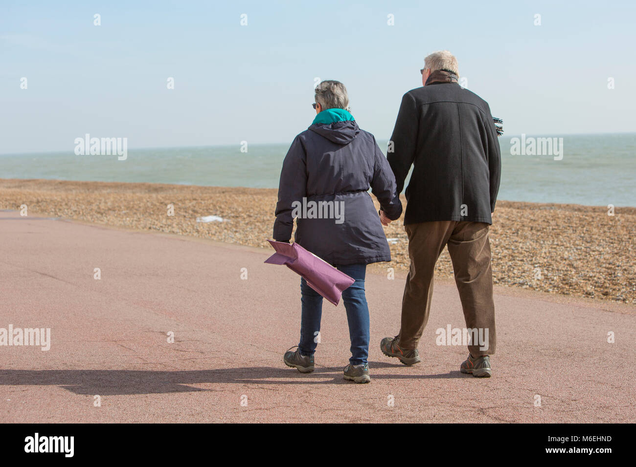 Femme se promener le long du bord de mer Banque de photographies et d ...