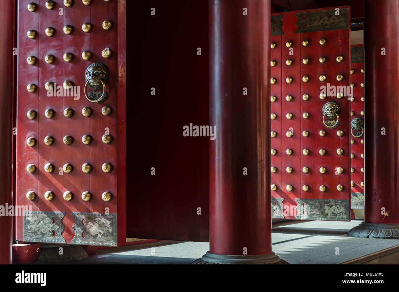 Portes chinoises traditionnelles Banque de photographies et d’images à ...
