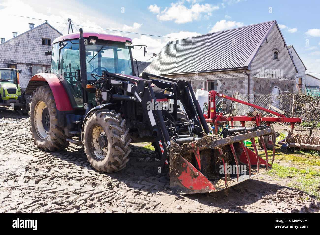 Machines et équipements agricoles . Tracteur avec chargeur frontal pour ...