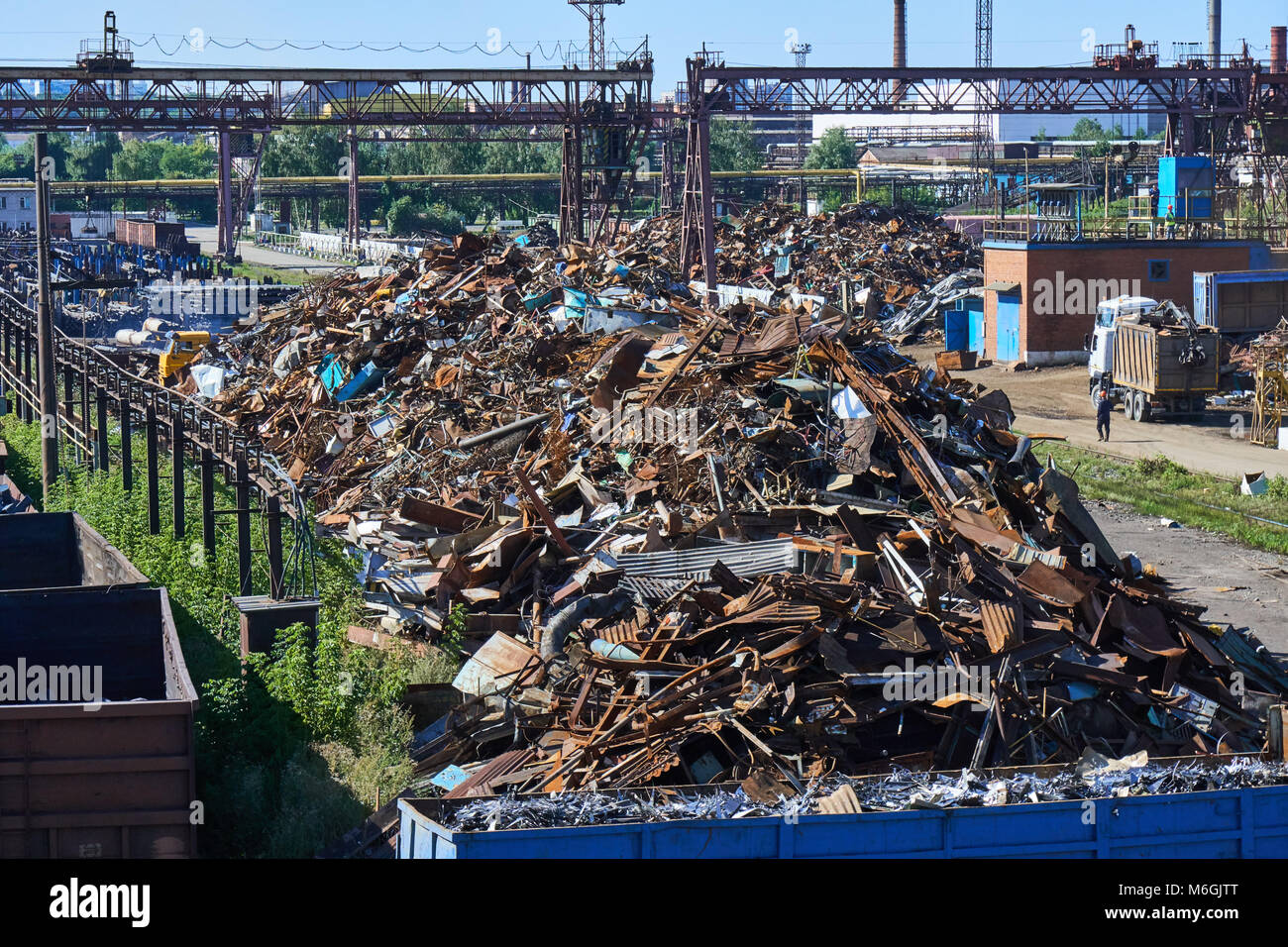 Décharge de ferraille pour recyclage sur le territoire d'une usine ...
