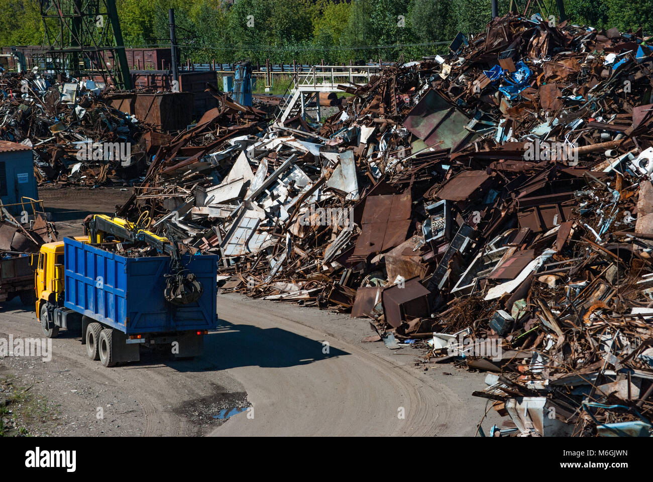 Décharge de ferraille pour recyclage sur le territoire de l'usine ...