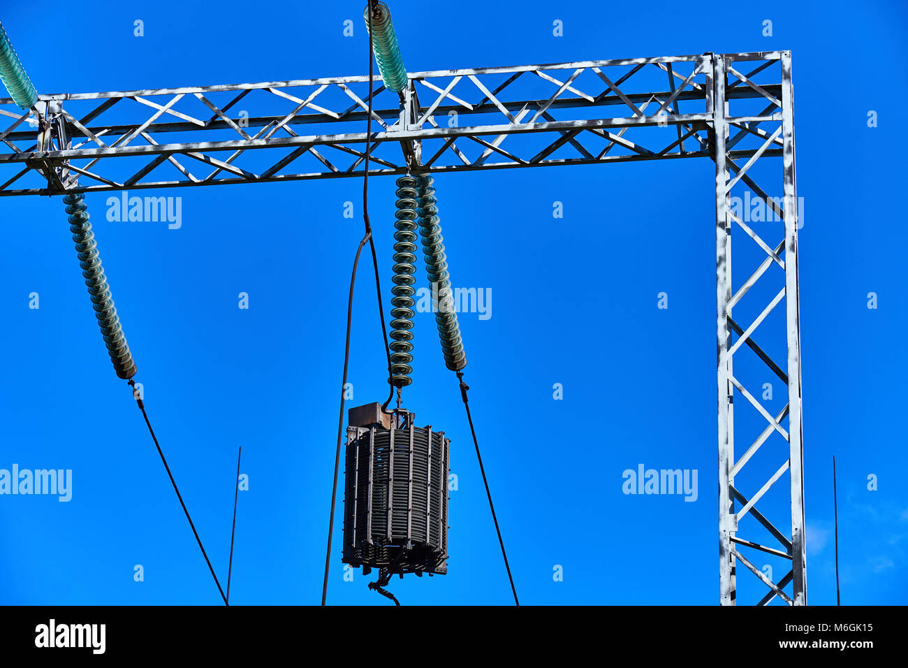 Barrière haute fréquence sur la cage ronde de ligne électrique du câble ...