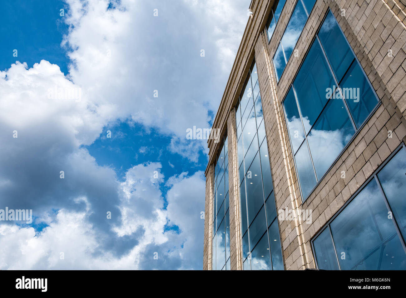 Reflet de nuages dans le vitrage d'un bâtiment moderne Photo Stock - Alamy