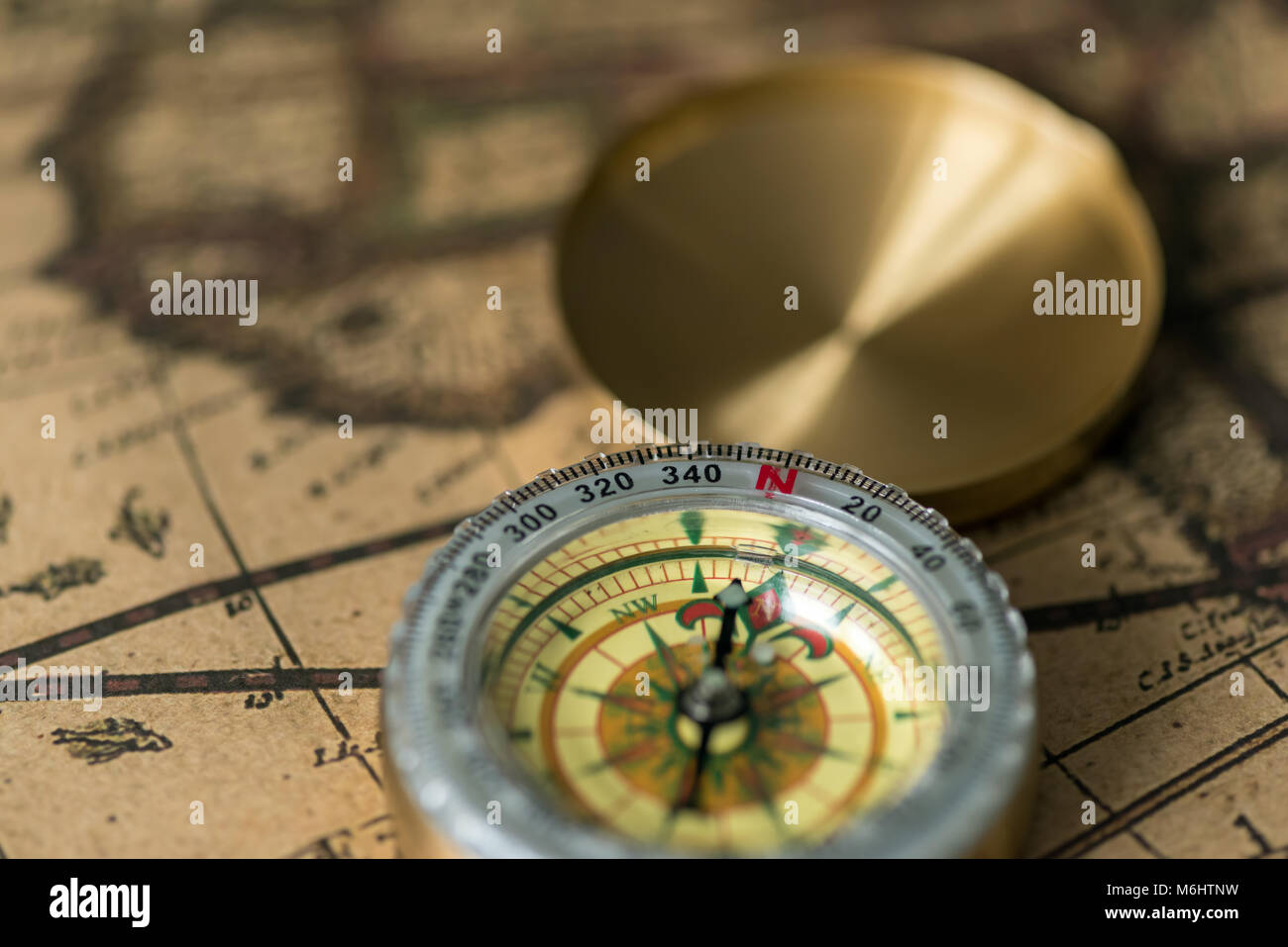 Ancien compas sur la carte vintage. Rassis rétro Photo Stock - Alamy