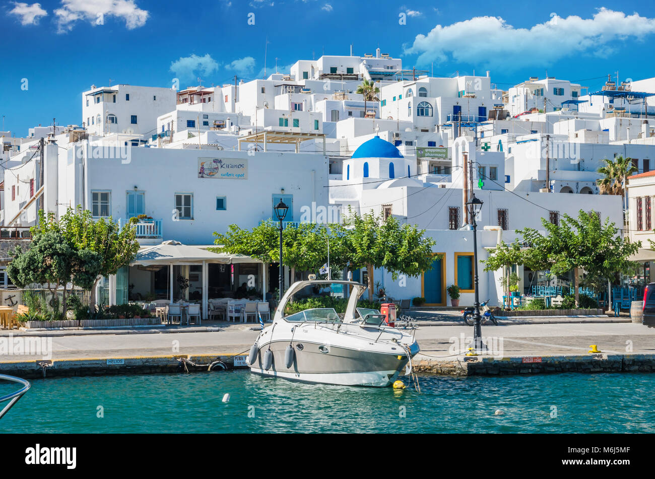 La ville de Naoussa, PAROS, GRÈCE, juillet 2017 : Naoussa village de l ...