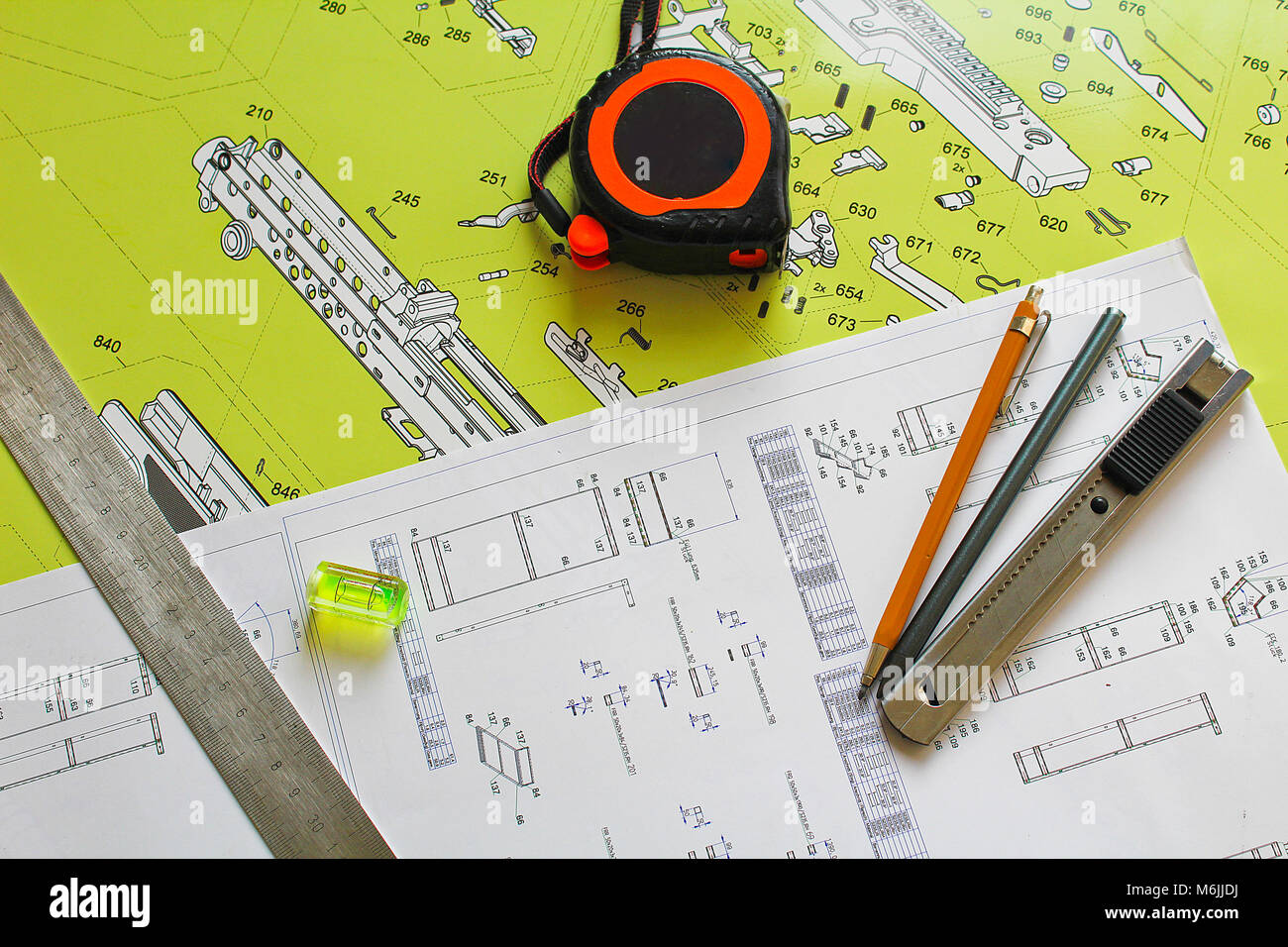 Plan avec crayon, compas, couteau, niveau d'eau, compteur et règle en ...