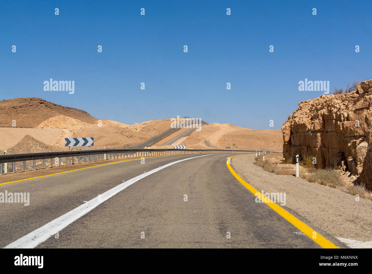 Route asphaltée en désert Néguev, Israël, Road 40, les infrastructures ...