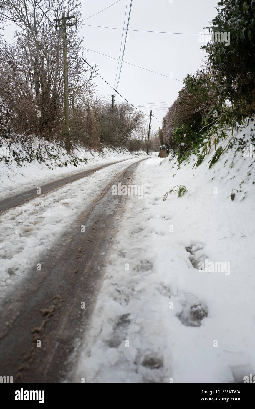 Chemin de campagne dans la neige Banque de photographies et d’images à ...