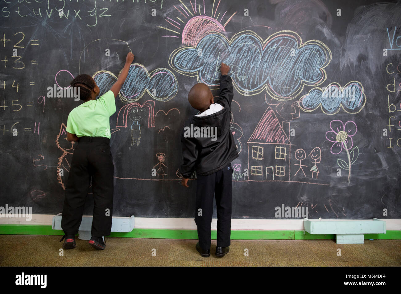 Deux élèves de l'école de dessin sur le tableau noir en classe Photo ...
