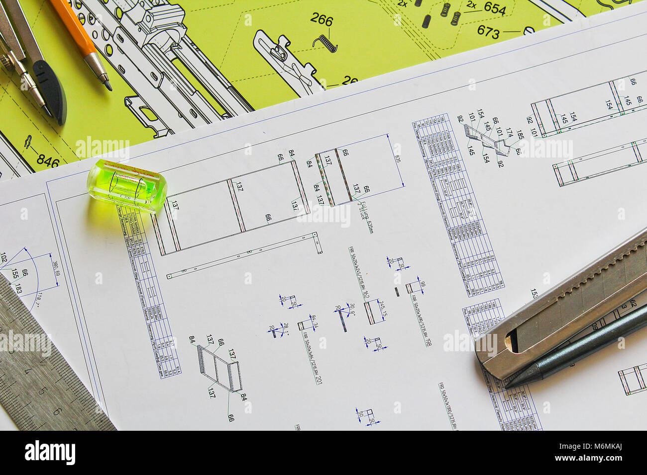 Plan avec crayon, compas, couteau, niveau de l'eau et la règle en acier ...