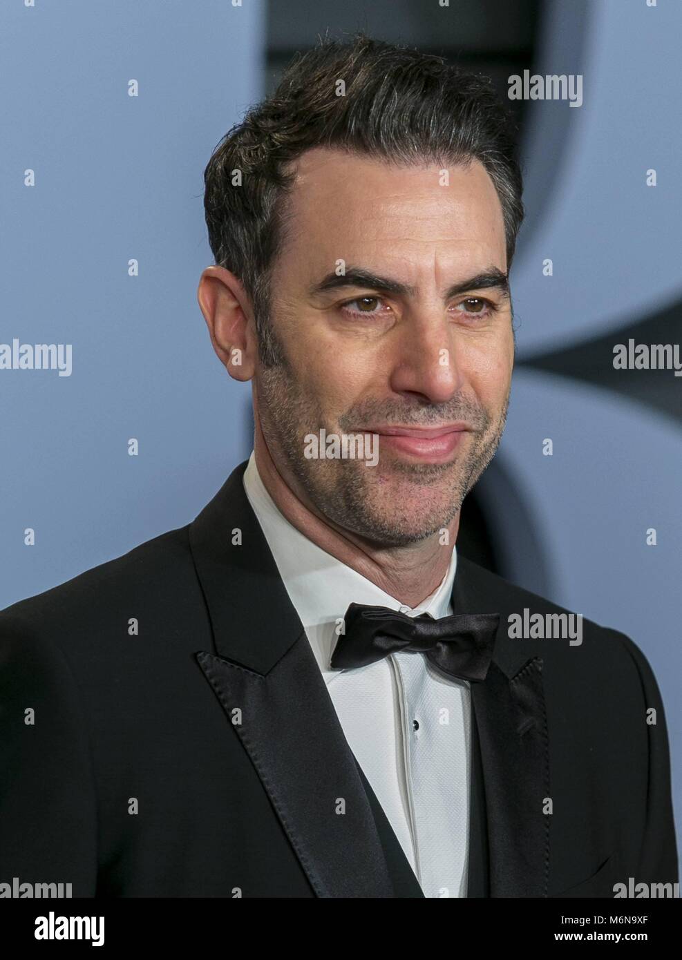 Sacha Baron Cohen et Isla Fisher assister à la Vanity Fair Oscar Party ...