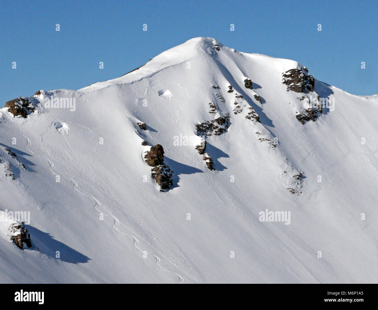 Des trous dans la neige Banque de photographies et d’images à haute ...