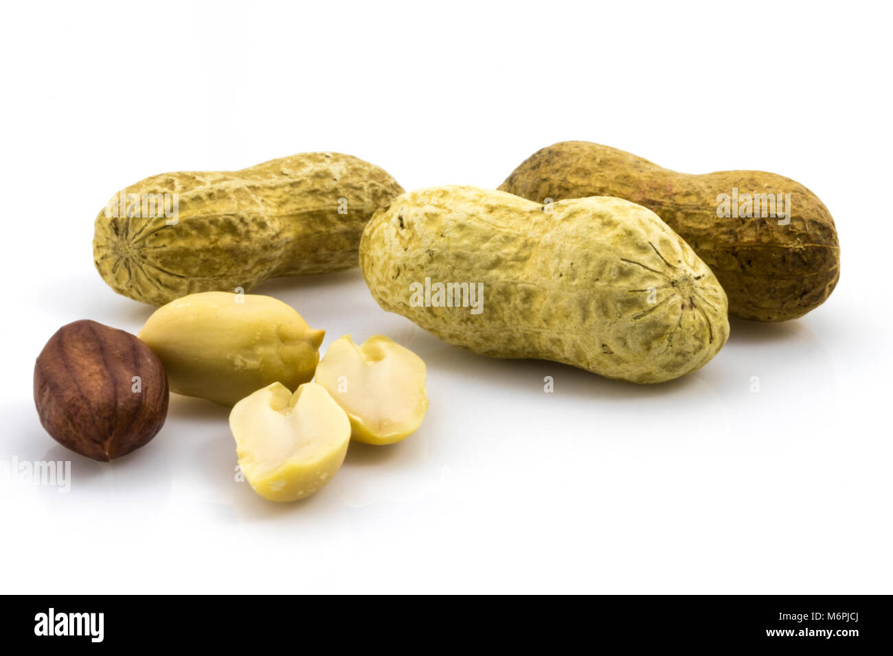 Ouvert les arachides sur le fond blanc, de la fracture d'arachide ...
