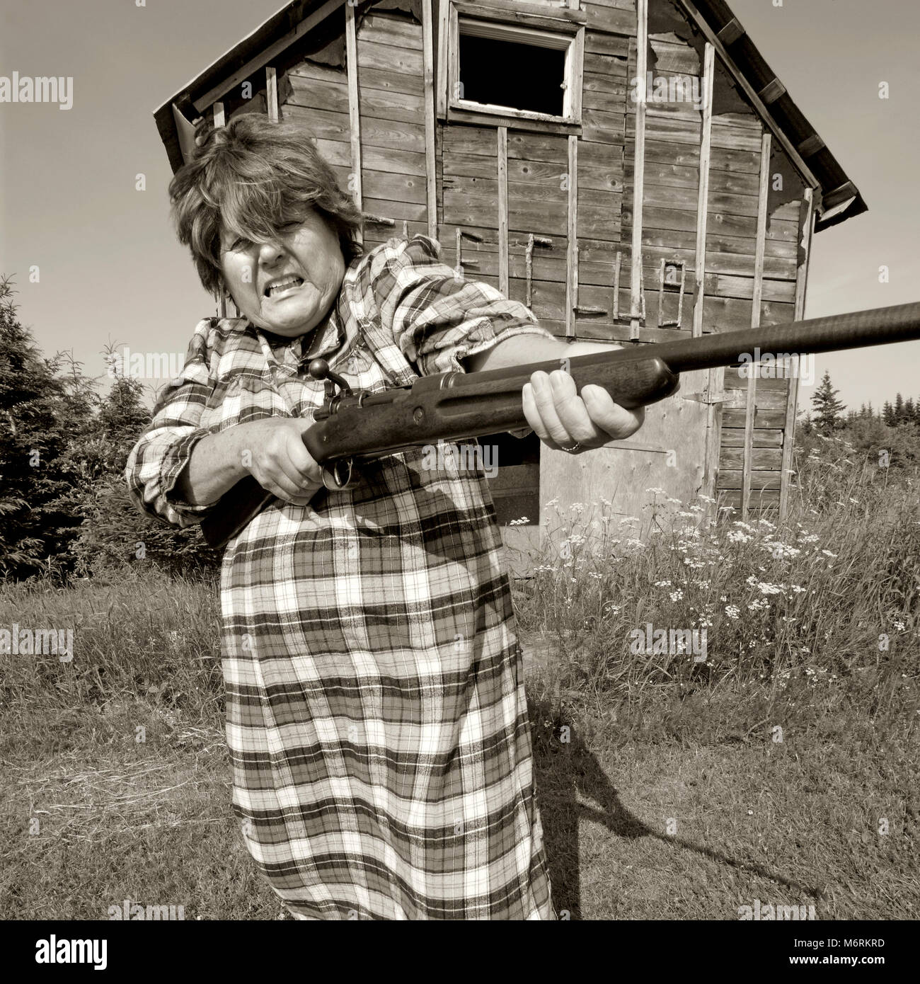Woman holding rifle black and white Banque de photographies et d’images ...
