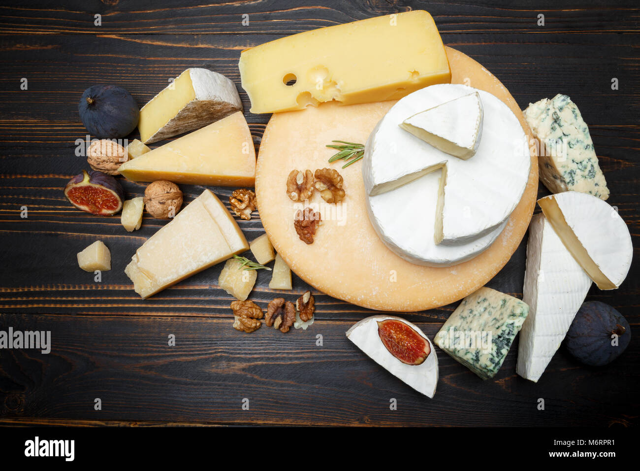 Différents types de fromage - parmesan, brie, roquefort, cheddar Photo ...