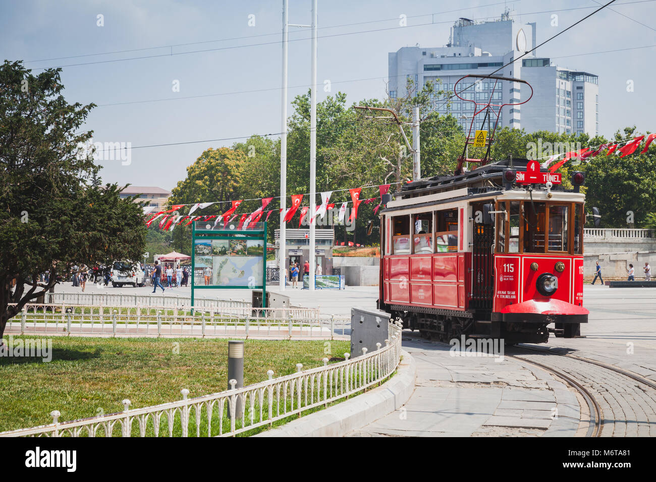 Tramway rouge traditionnel Banque de photographies et d’images à haute ...