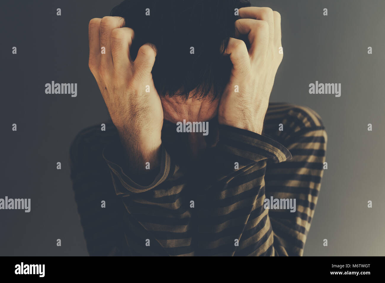 Homme qui pleure seul Banque de photographies et d’images à haute ...