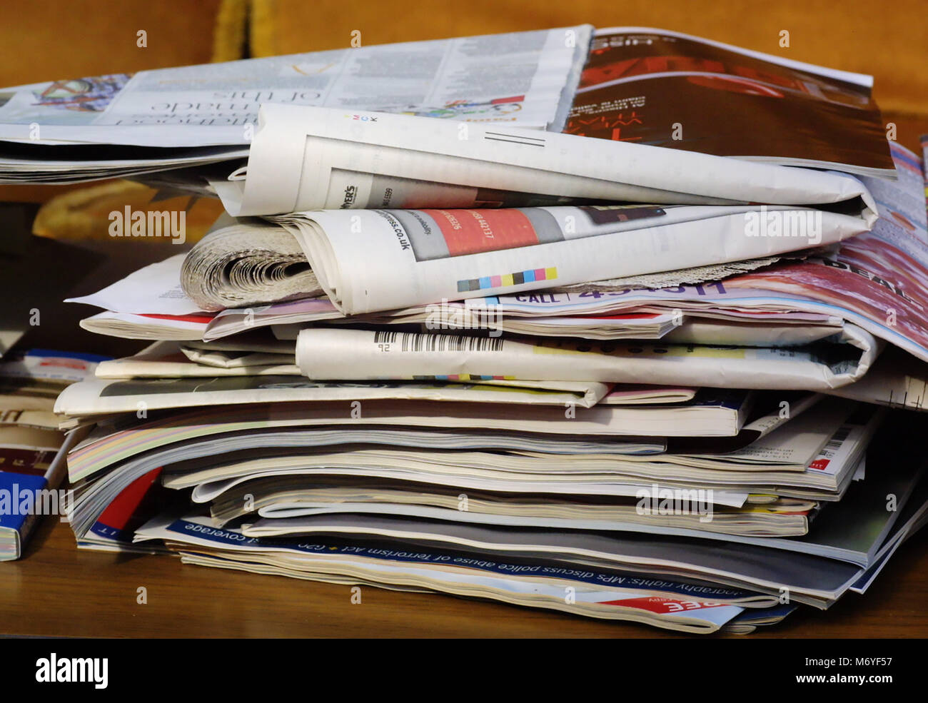 Journaux locaux Banque de photographies et d’images à haute résolution ...