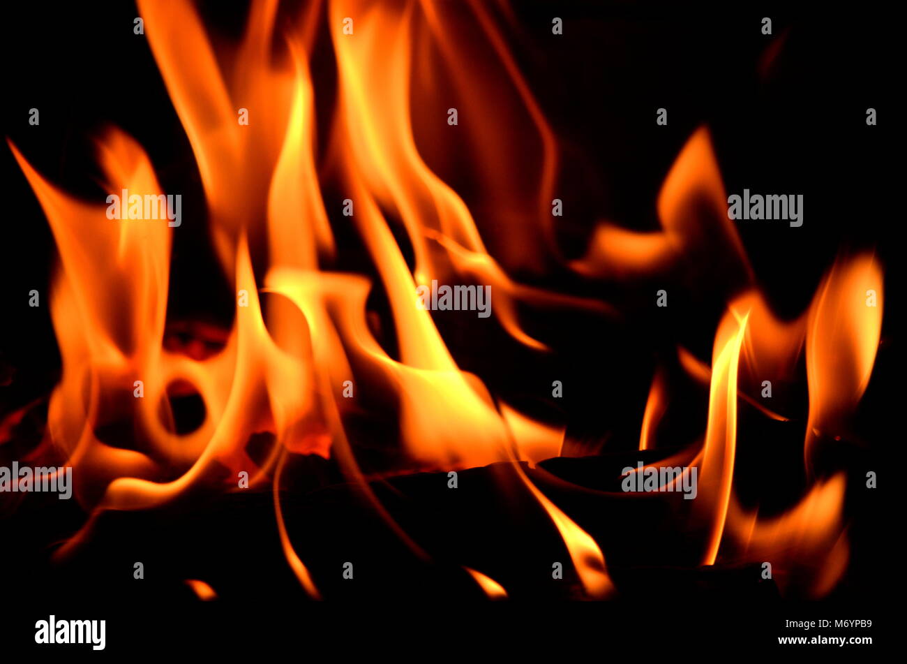 Close up de brûler le feu avec un rouge flamboyant, flammes orange et ...