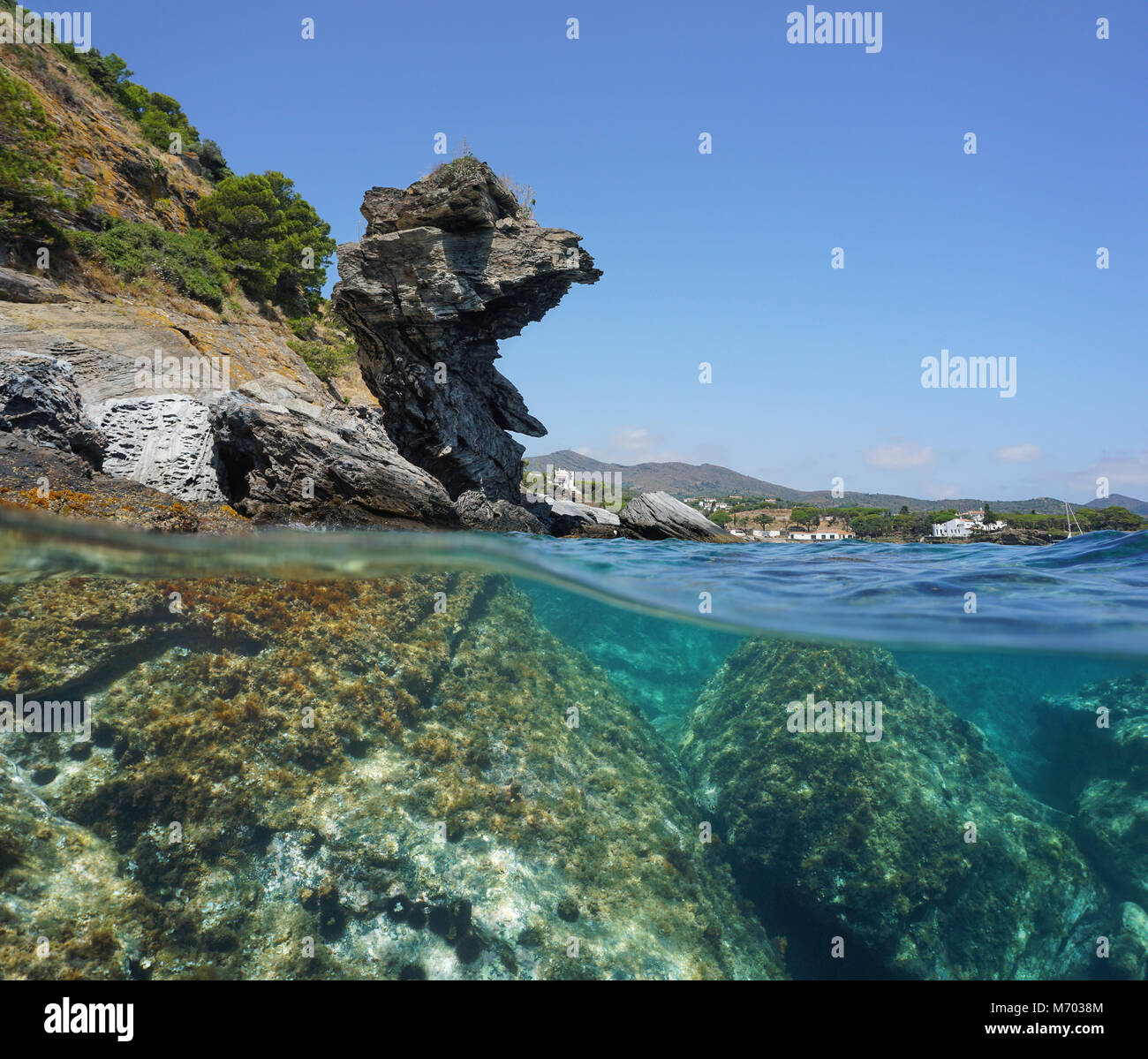 Espagne Costa Brava rocher naturel formé sur le bord de la mer et les ...