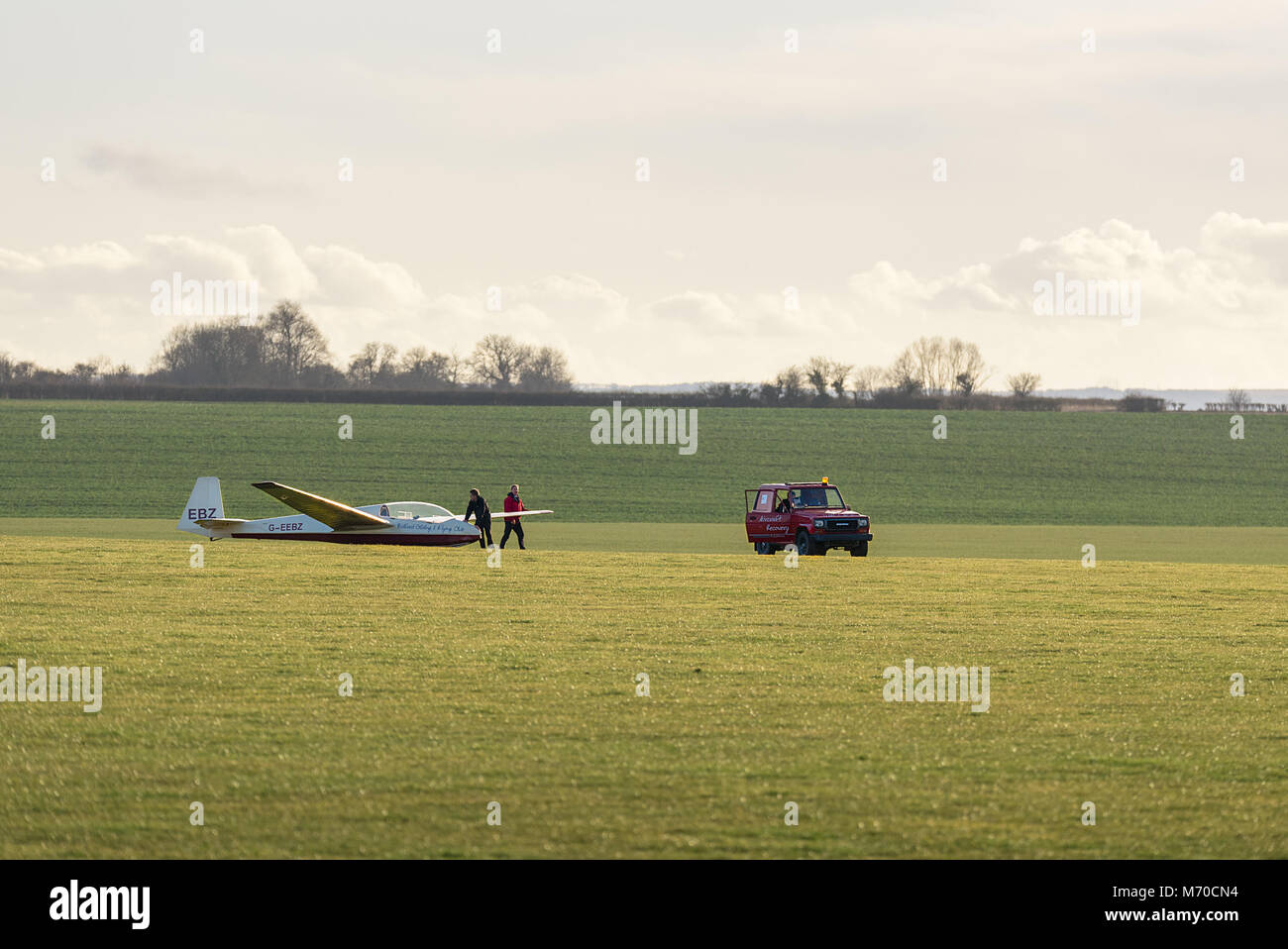 Un planeur avion a atterri dans un terrain d'herbe en attente d'être ...