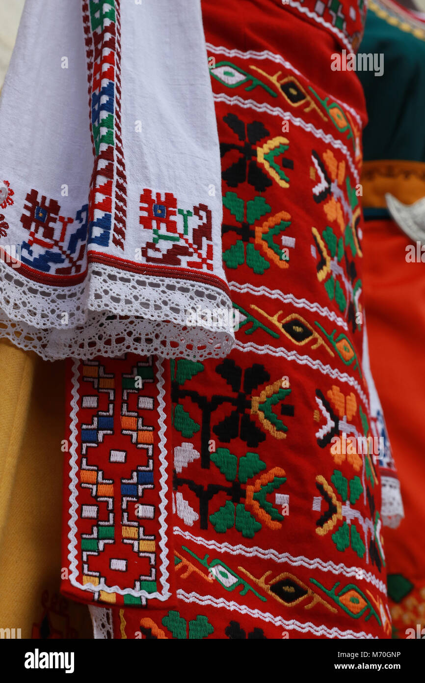 Plus de détails sur les costumes folkloriques de la Bulgarie ...