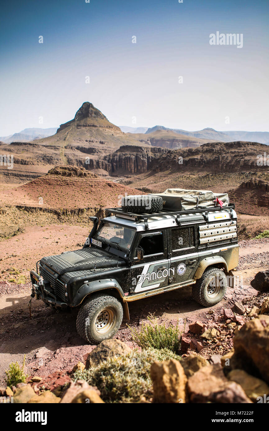 Landrover defender 110 dans un désert, le Maroc, l'Afrique Photo Stock ...