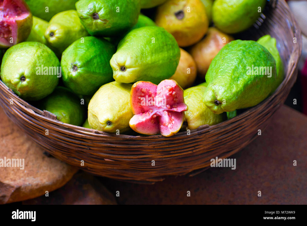 Goyave rouge Banque de photographies et d’images à haute résolution - Alamy