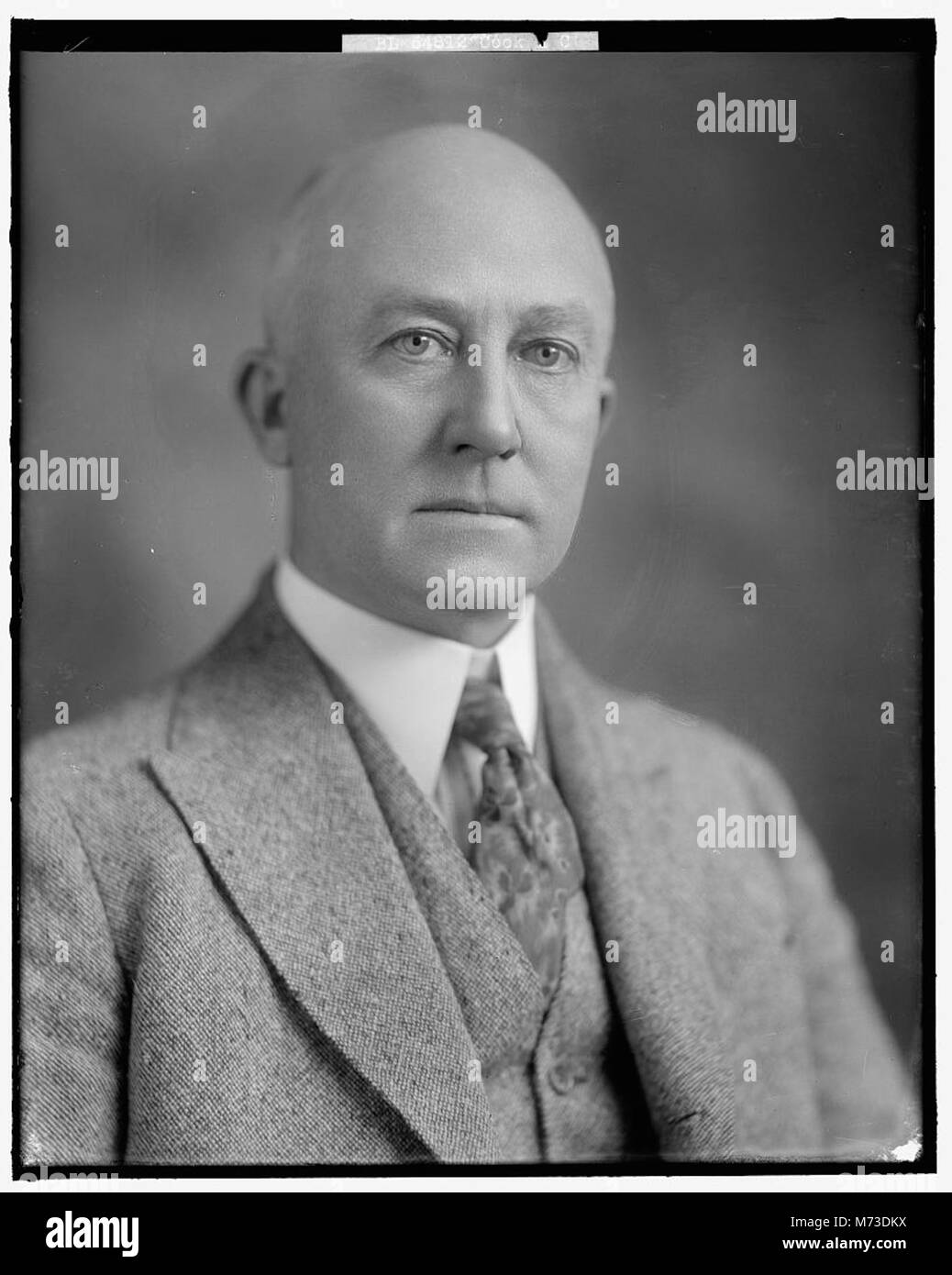 Un portrait de Willis C. Cook, capturé dans une pose formelle. Cette ...