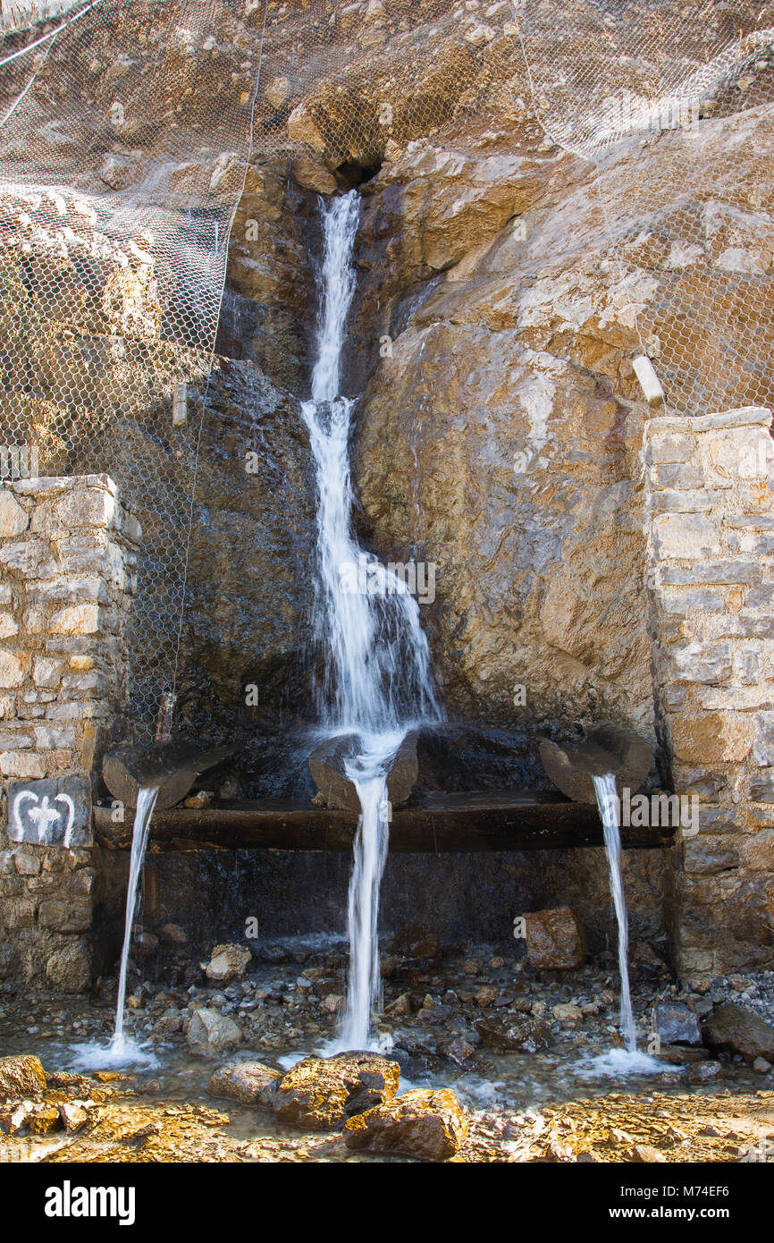 L'eau potable pure minéral naturel qui découle de la source de montagne ...