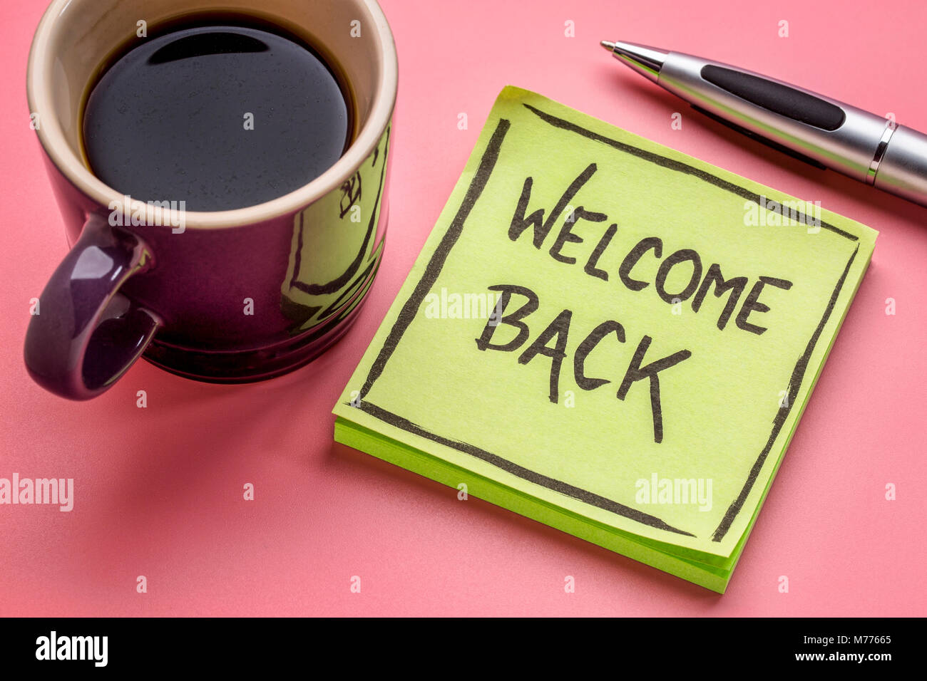Welcome back - écriture sur un post-it avec une tasse de café Photo ...