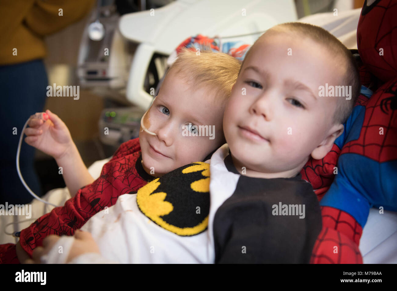 Frères, quatre ans, Ollie (à gauche) et Finley Cripps, six, de ...