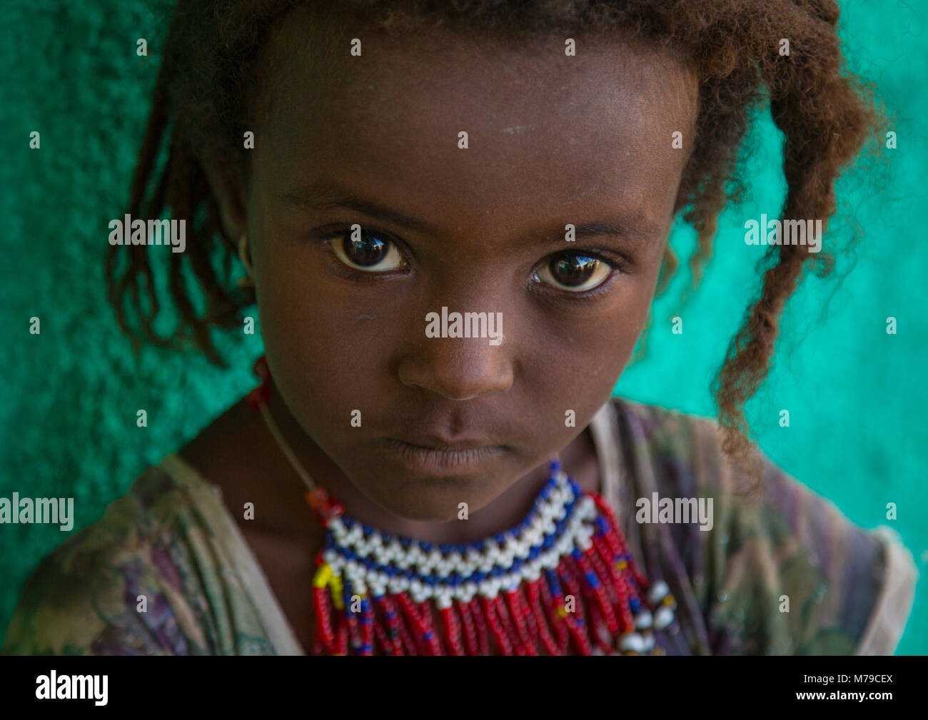 Portrait d'une belle jeune fille de la tribu afar portant un collier de ...