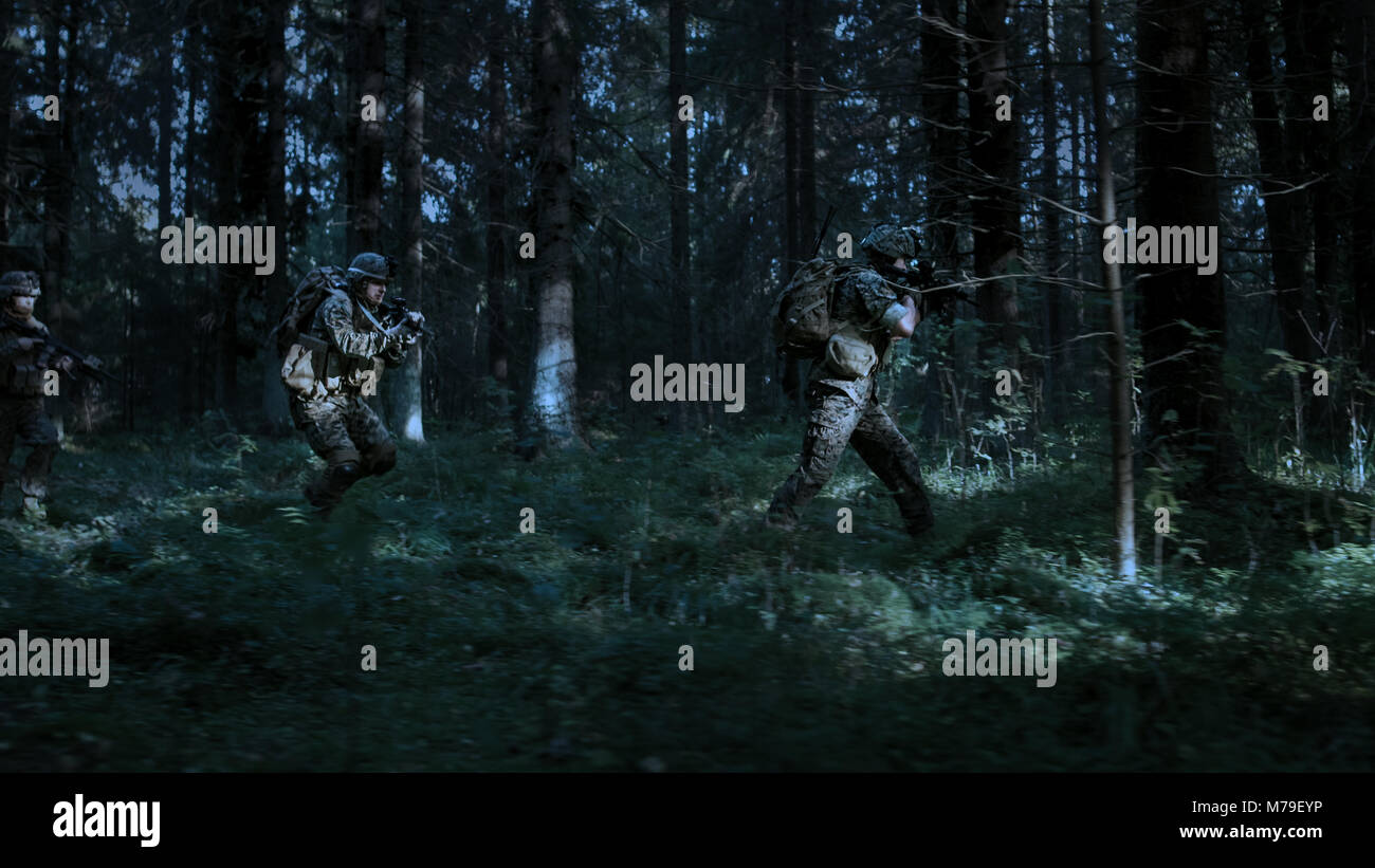 Entièrement Des soldats portant l'uniforme de camouflage de l'ennemi ...