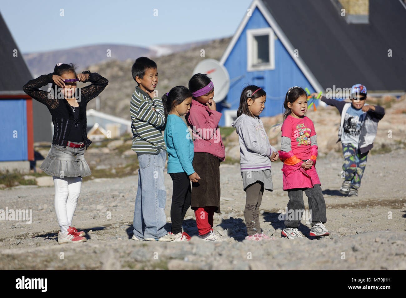 Inuit children Banque de photographies et d’images à haute résolution ...
