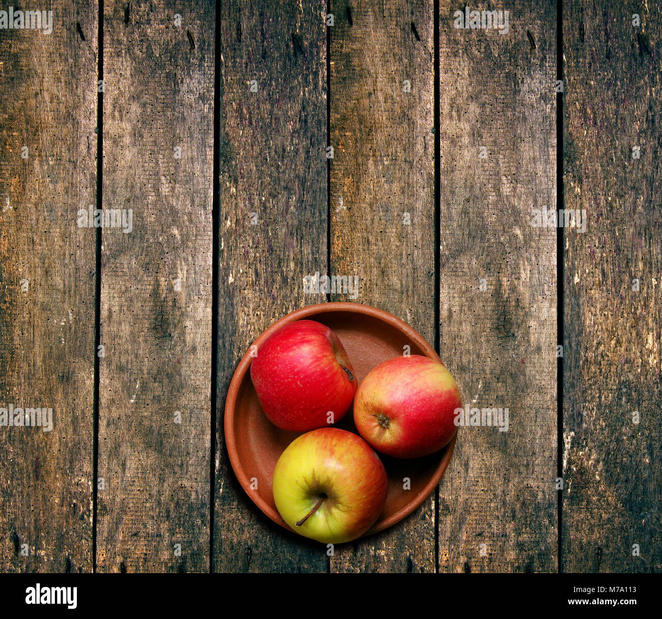 Pommes sur table Banque de photographies et d’images à haute résolution ...