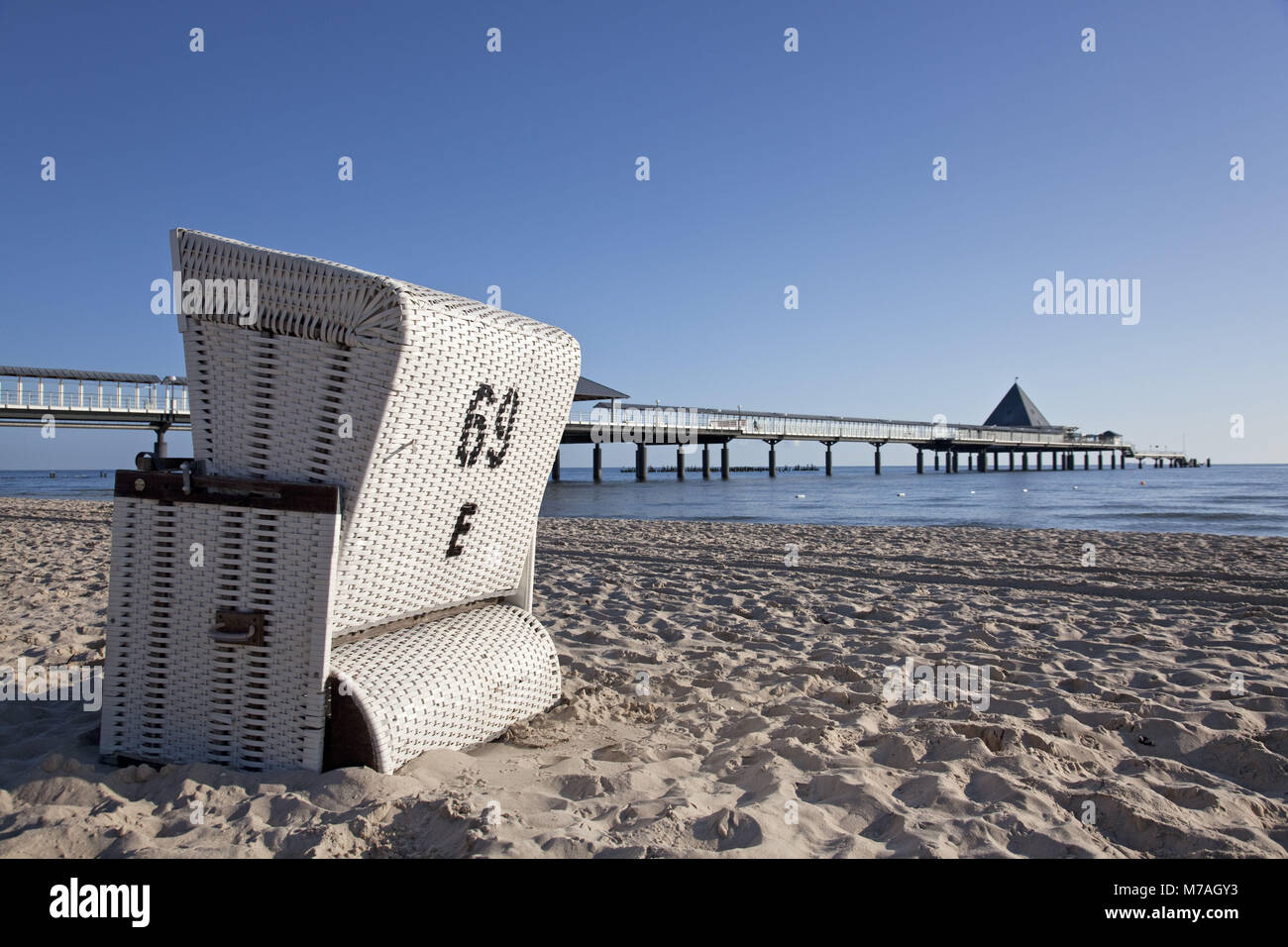 Pont de la plage et de la mer dans la mer baltique Banque de ...