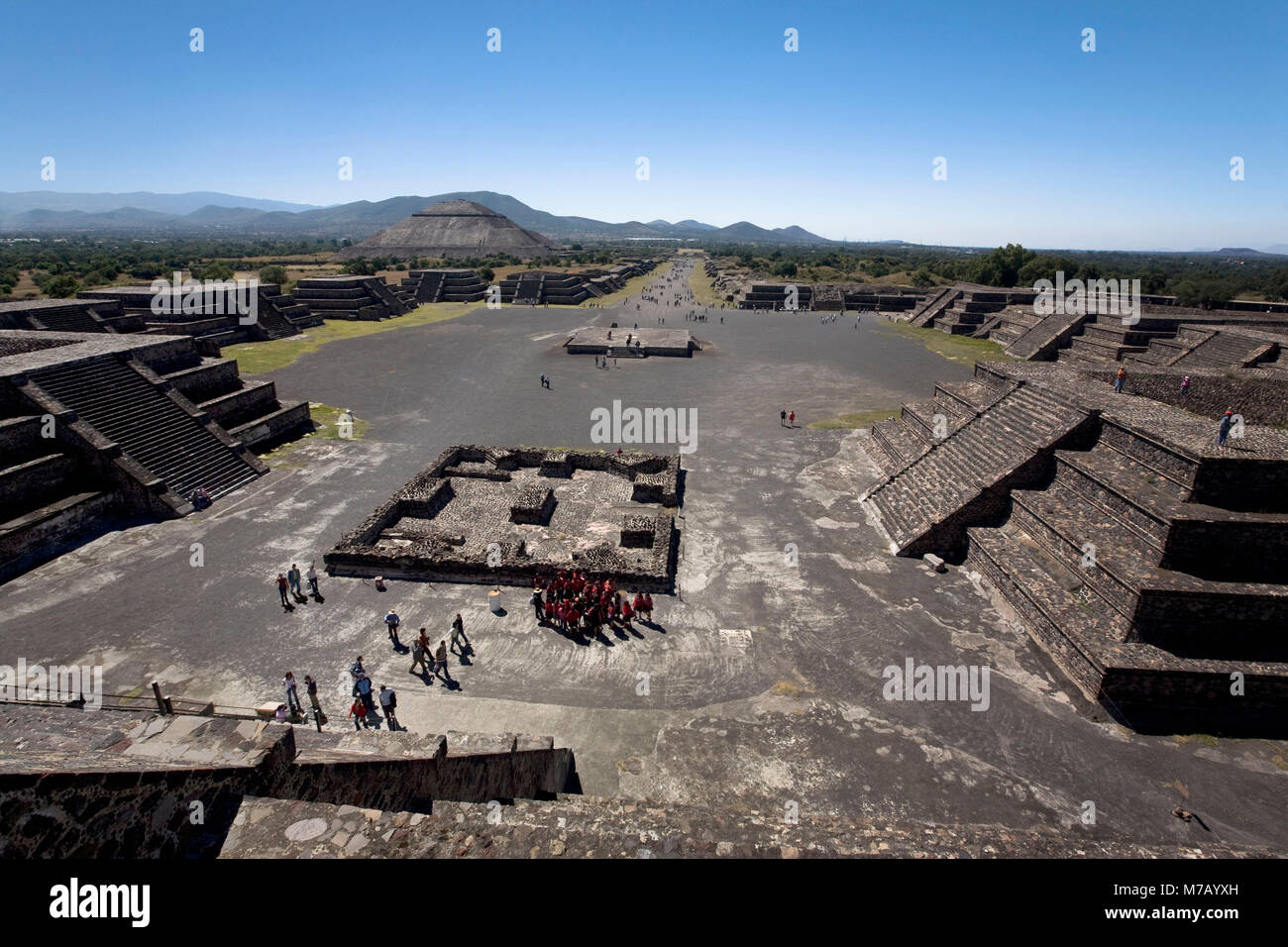 Portrait de touristes près de pyramides, Piramide De La Luna, la rue ...