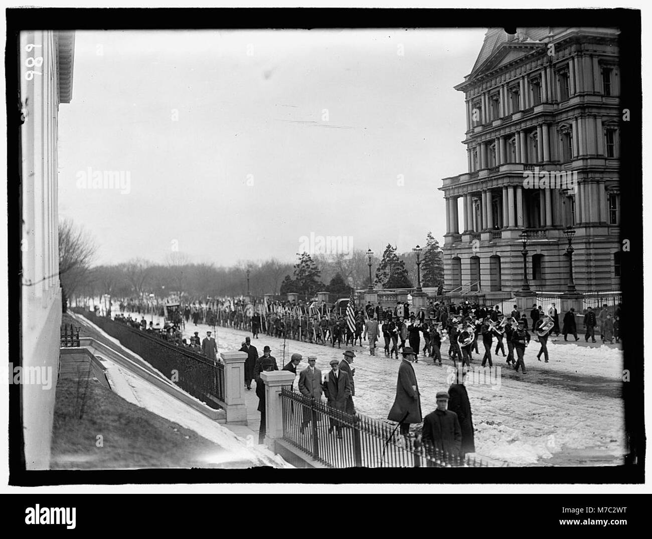 Cette photographie capture la visite du fondateur des Boy Scouts, Sir ...